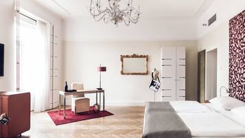 Roupa hipoalergénica, cofre no quarto, com mobília individualizada