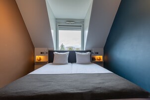 Minibar, cofre no quarto, secretária 