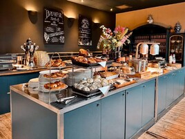 Pequeno-almoço tipo buffet diário (21.50 EUR por pessoa) 