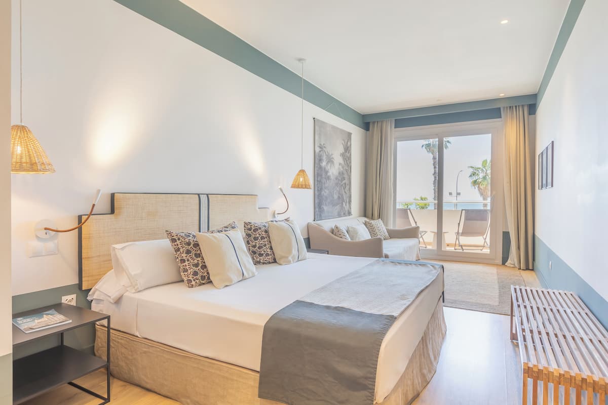 Suíte júnior, sacada | 1 quarto, frigobar, cofres nos quartos, escrivaninha