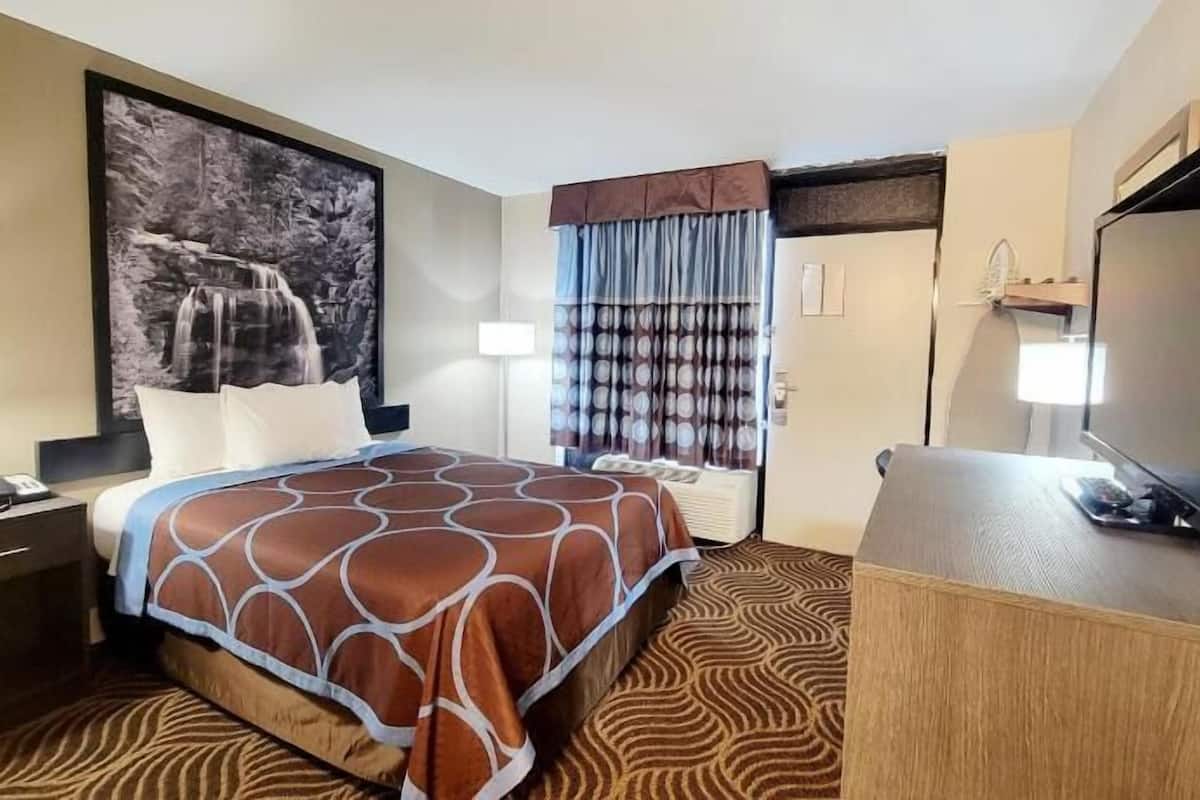 Escrivaninha, ferros/tábuas de passar roupa, berços grátis