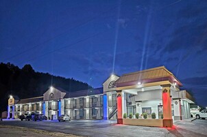 Um hotel com vários andares e um átrio central, com vários espaços de estacionamento e uma escadaria que dá acesso aos pisos superiores.