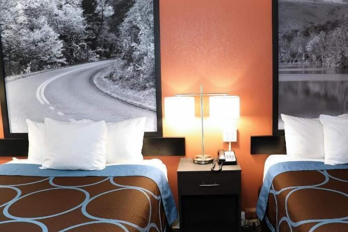 Escrivaninha, ferros/tábuas de passar roupa, berços grátis