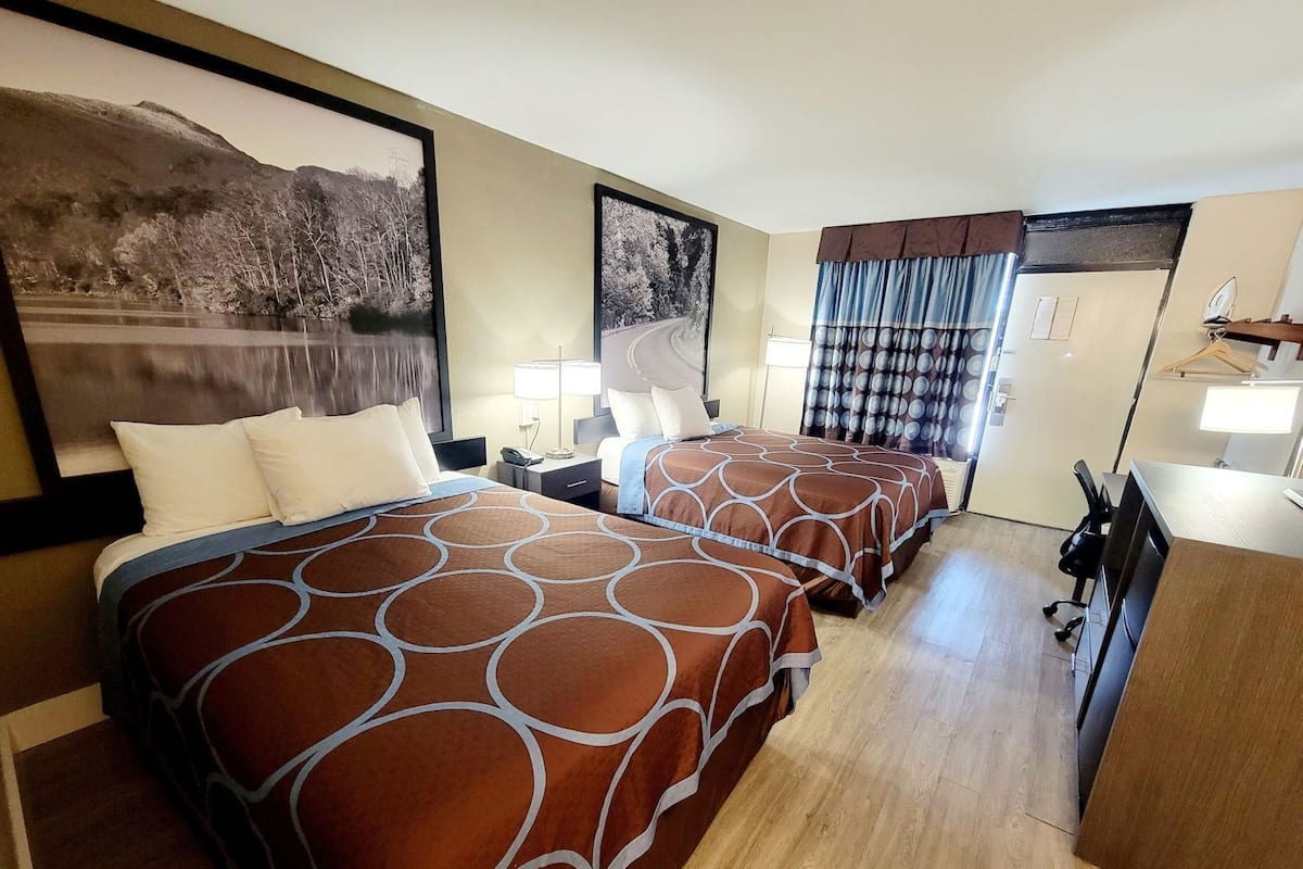 Escrivaninha, ferros/tábuas de passar roupa, berços grátis