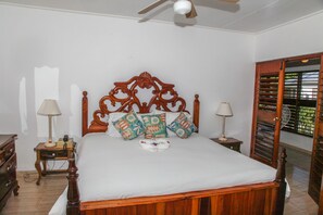 Suíte, vista para o jardim | Cofres nos quartos, ferros/tábuas de passar roupa, berços grátis