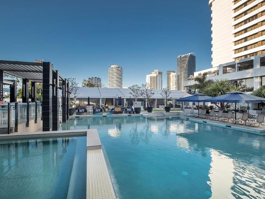 Piscina externa, funciona das 6h às 21h, guarda-sóis, espreguiçadeiras