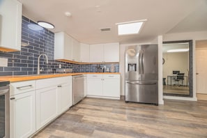 Suite Executiva | Cozinha privada | Um frigorífico, um micro-ondas, uma cafeteira/bule, Máquina de gelo 
