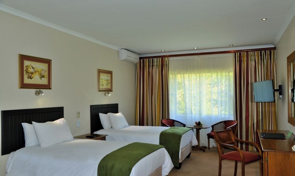 GUEST ROOM, 2 TWIN BEDS | Roupa de alta qualidade, cofre no quarto, secretária 