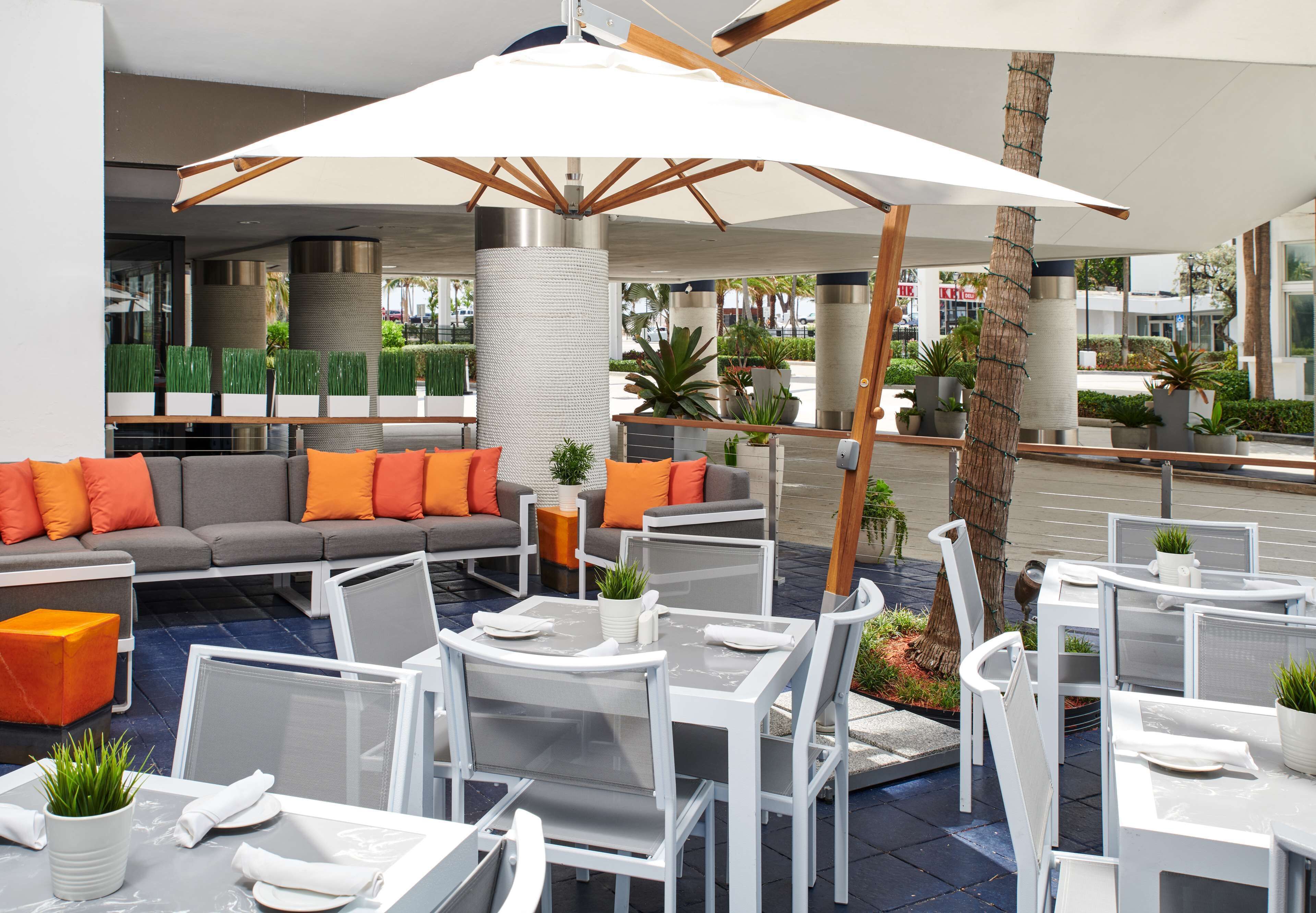 2 bares/lounges, bar ao lado da piscina