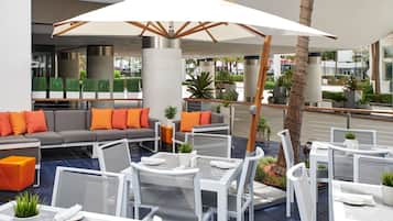 2 bares/lounges, bar ao lado da piscina