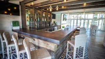 2 bares/lounges, bar ao lado da piscina