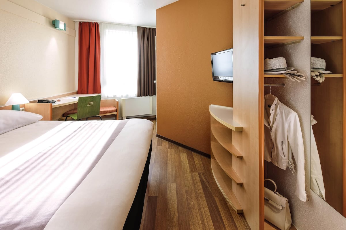 Quarto Standard | Secretária, cortinas/cortinados opacos, ferro/tábua de engomar