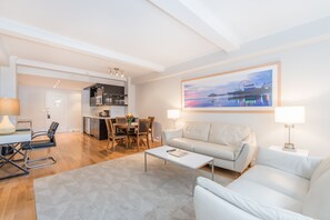 Terrace One Bedroom Suite | Área de estar | TV LCD