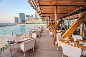 4 restaurantes, pequenos-almoços servidos, cozinha internacional 