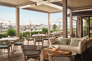 2 restaurantes, é servido café da manhã