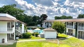 Um bairro residencial com casas, piscina e céu claro.