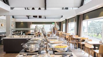 Pequeno-almoço tipo buffet diário mediante uma taxa