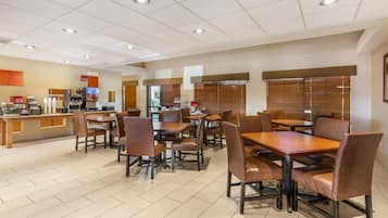 Café da manhã com buffet grátis todos os dias