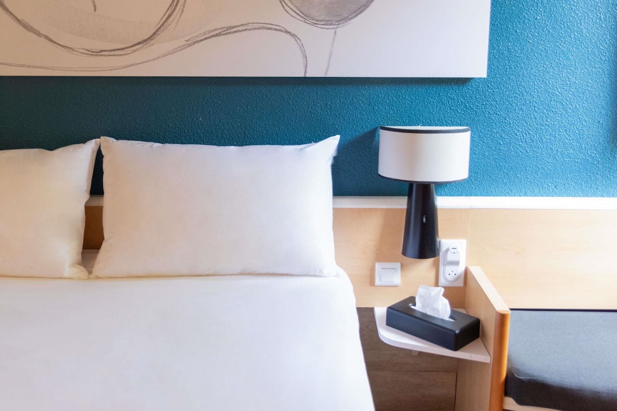 Quarto Standard, 1 cama de casal (Comfort) | Roupa de alta qualidade, secretária, cortinas/cortinados opacos