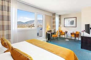 Minibar, cofre no quarto, secretária, cortinas/cortinados opacos