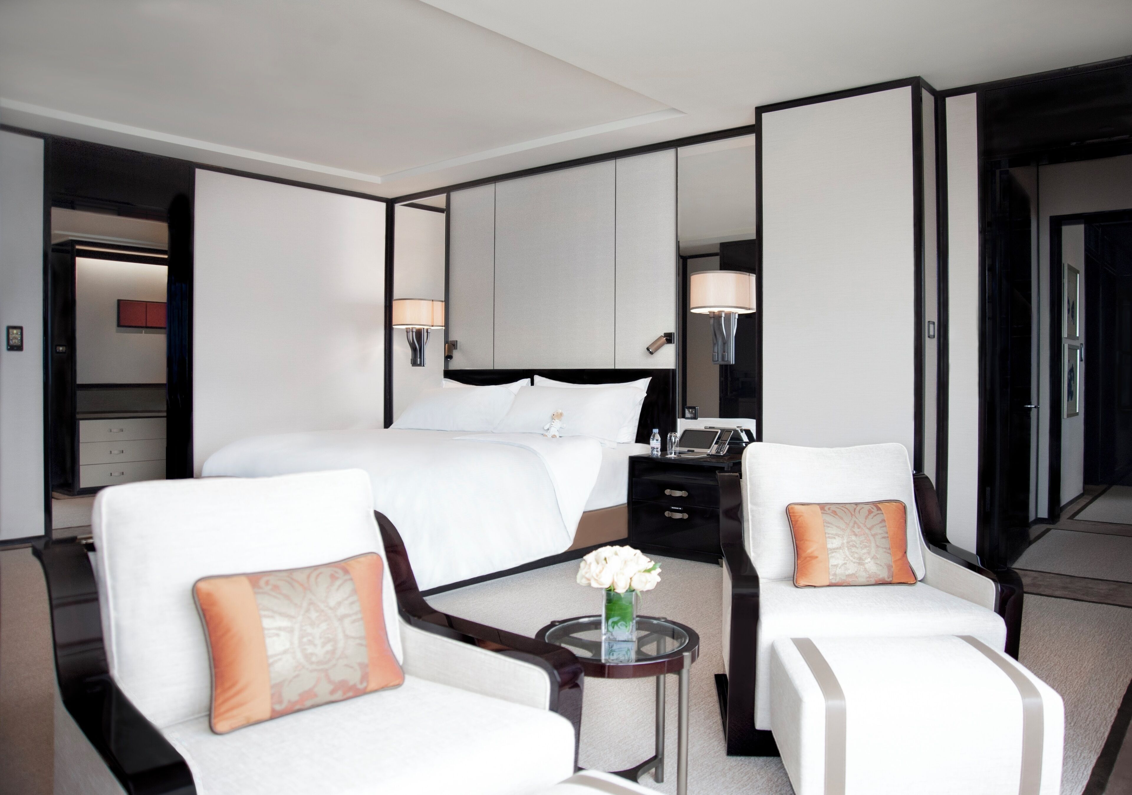 Roupa de alta qualidade, edredões de penas, minibar, cofre no quarto 