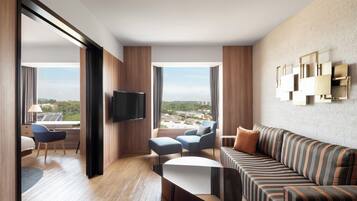 Suíte executiva, 1 cama King | Roupas de cama antialérgicas, frigobar, cofres nos quartos, escrivaninha