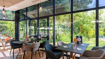 Pequenos-almoços, almoços, jantares servidos, com vista para a piscina