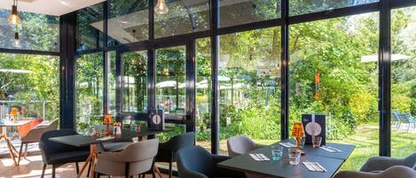 Pequenos-almoços, almoços, jantares servidos, com vista para a piscina