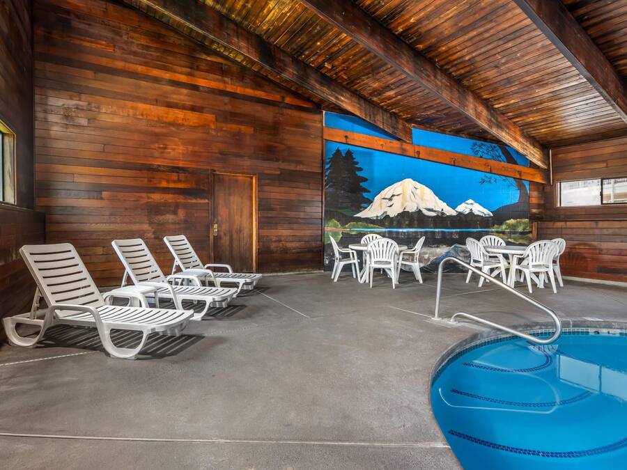 Piscina interior, espreguiçadeiras