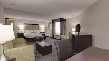 Quarto luxo, 1 cama King, para não fumantes | Roupas de cama premium, escrivaninha, espaço de trabalho para notebook