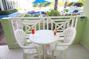 Estúdio, vista para a piscina | Ferro/tábua de engomar, Wi-fi grátis, roupa de cama fornecida 