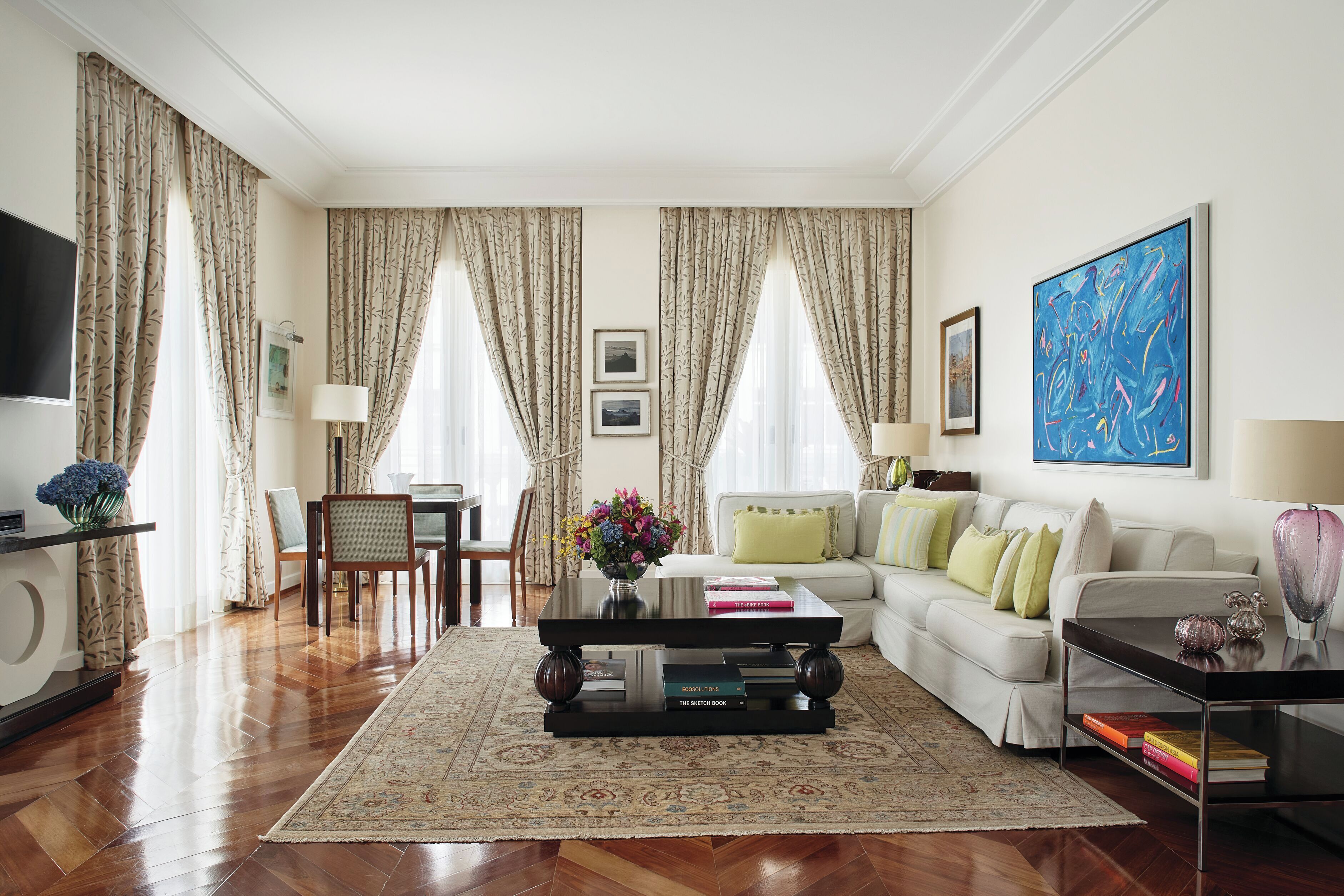 Uma sala de estar com sofá, mesa de centro e televisão.