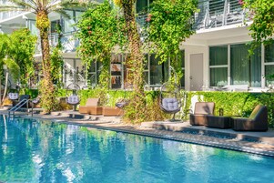 2 piscinas exteriores, uma piscina aquecida, toldos (sobretaxa) 