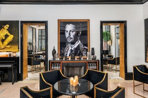 2 bares/lounges, um bar junto à piscina 