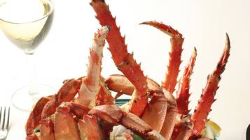 Almoços, jantares servidos, cozinha americana, com vista para o oceano