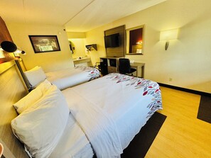 Quarto Deluxe, 2 camas de casal (Smoke Free) | Secretária, secretária adequada para computadores portáteis 