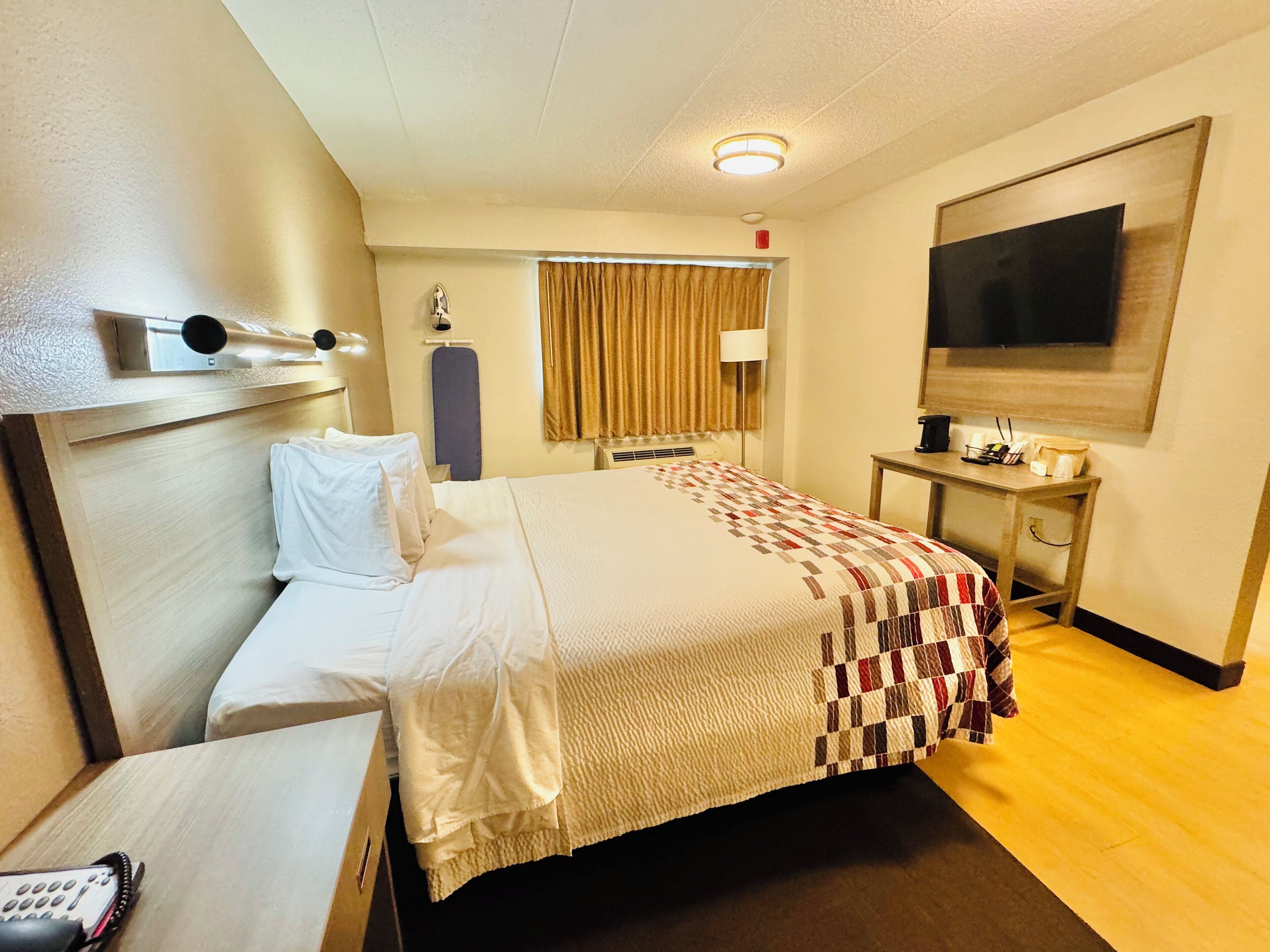 Quarto Deluxe, 1 cama king-size, acessível (Smoke Free) | Secretária, secretária adequada para computadores portáteis 
