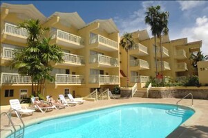 Piscina externa, funciona das 6h às 19h, guarda-sóis, espreguiçadeiras