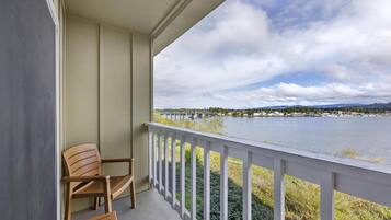 Non-Pet, 2 Queen Beds, Balcony, River View, Oversized Room | Comodidade do quarto