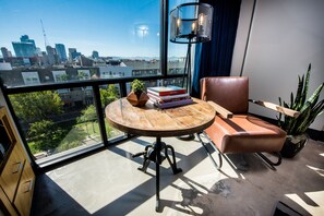 Roupa de alta qualidade, cofre no quarto, secretária 