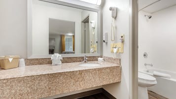 Uma combinação polibã/banheira, um secador de cabelo