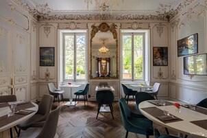 Pequeno-almoço tipo buffet diário (18 EUR por pessoa) 