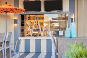 Piscina externa, funciona das 8h às 20h, barracas, guarda-sóis