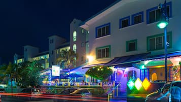 Fachada do alojamento (tarde/noite)