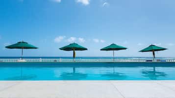 Piscina exterior, guarda-sóis, espreguiçadeiras