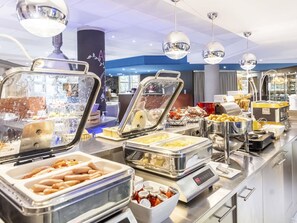 Pequeno-almoço tipo buffet diário mediante uma taxa 