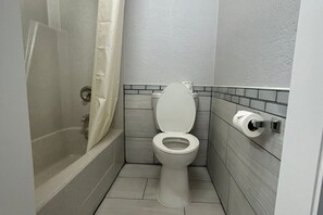 Quarto Deluxe, 1 cama king-size, não fumadores | Casa de banho | Produtos de higiene exclusivos, toalhas fornecidas, sabão, champô 