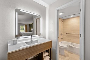 Quarto, 2 camas queen-size, não fumadores | Secretária, secretária adequada para computadores portáteis 