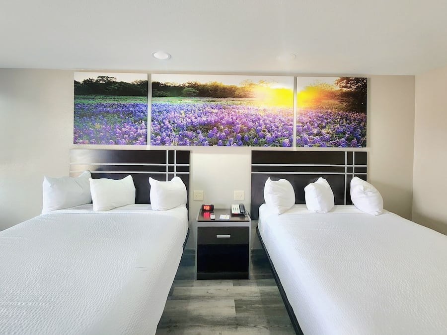 Camas com colchões pillow-top, escrivaninha, cortinas blackout