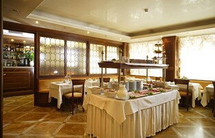 Disposição de buffet com várias mesas, área de bar e elementos decorativos.